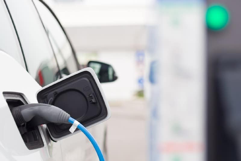 חדשנות וטכנולוגיה: עמדות טעינה אוטונומיות (מעודכן 2025)